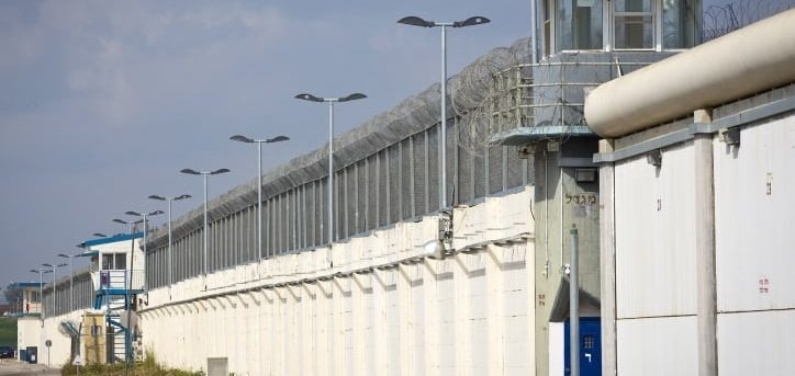7 أسرى يدخلون أعوامًا جديدة في سجون الاحتلال